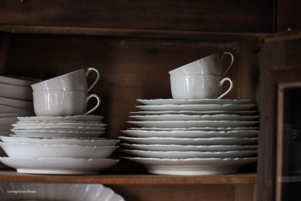 5 Thrifty Ideas for Plates as Decor - Loving Grace Home